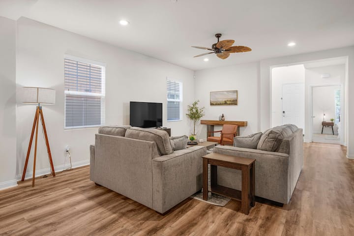 Pet-friendly, 4 Bdrm Riverpark Gem (30+ Day Stays) - Oxnard, CA