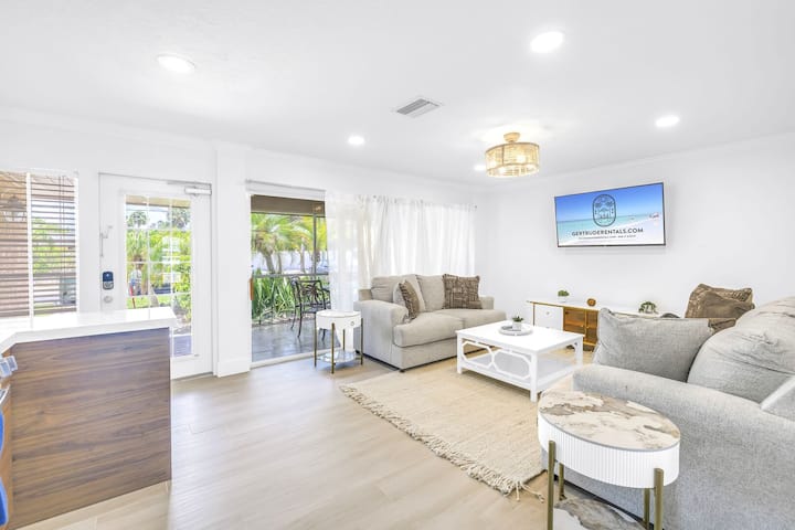 New Listing -  4br/2ba, Pool, Walk To Beach - Siesta Key, FL