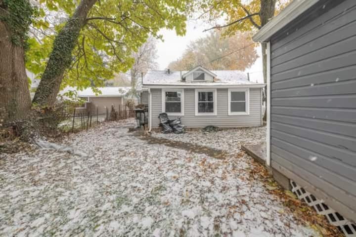 2br Shoreside Retreat W/ Beach Access & Interiors - Rochester, NY