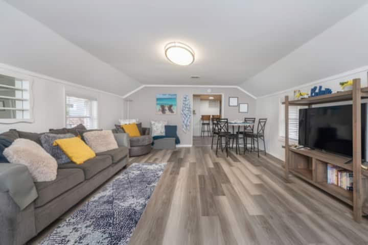 2br Shoreside Retreat W/ Beach Access & Interiors - Rochester, NY