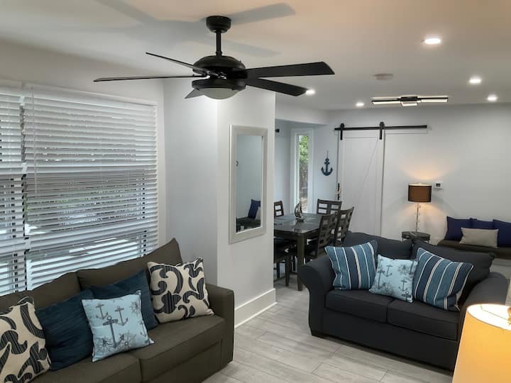 Cozy Coastal Retreat N/ Lake Ontario Sleeps 8 - Sodus Point, NY