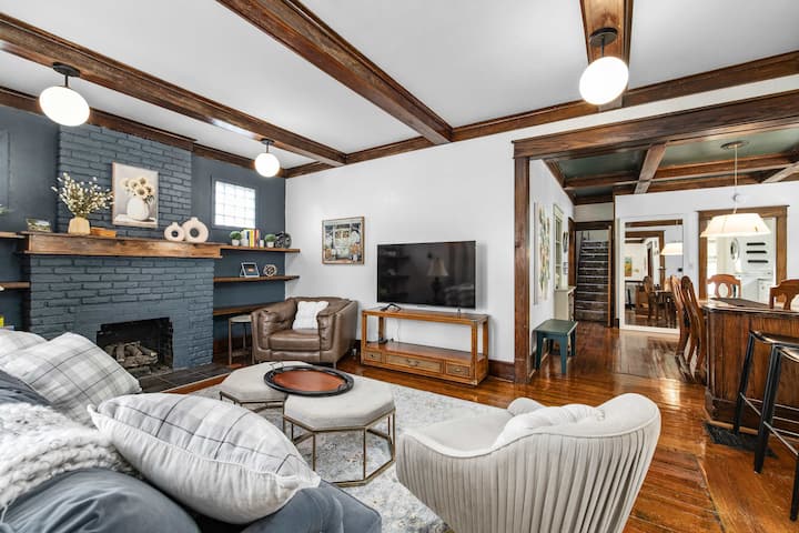 Family Friendly Home - Fenced Yard - Parking - Fort Wayne, IN