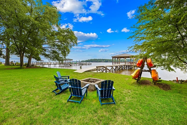 New! Huge Covered Dock, Firepit, Kayaks, Foosball - Davidson, NC