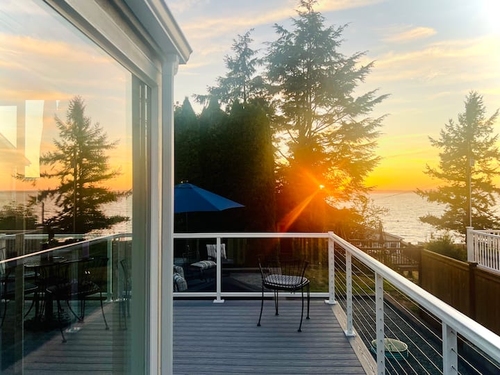 The Cozy Anchor - Madrona Beach Camano Cottage - Whidbey Island, WA