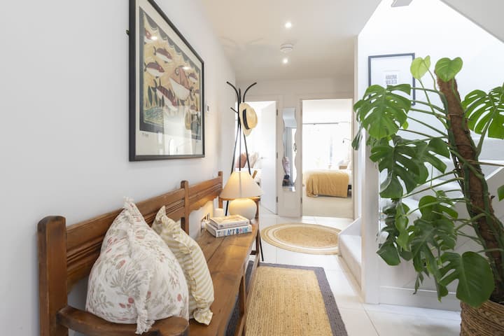 Contemporary 2-bed 2-bath Home With Parking - Cheltenham