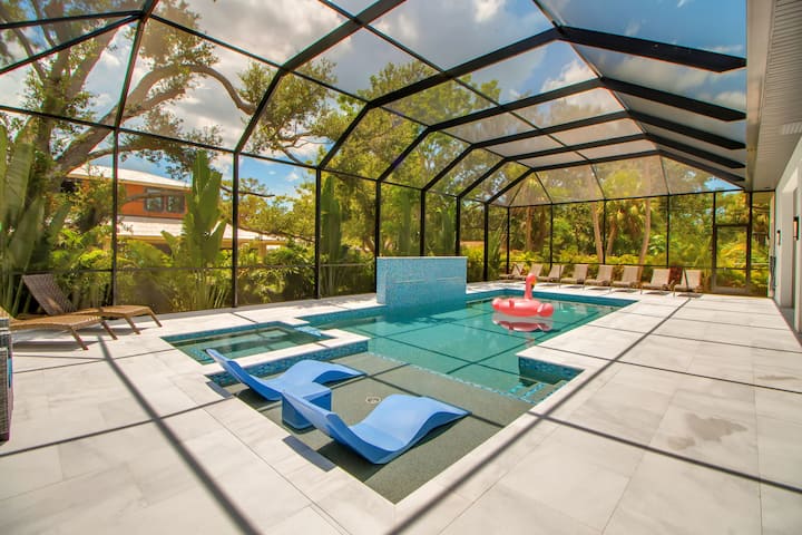 Arlington Oasis - Luxury 5 Bed Home, Heated Pool - Sarasota, FL