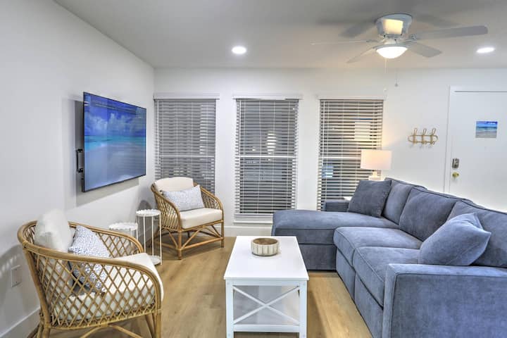 Madeira Beach Condo With Pools & Marina - Madeira Beach, FL