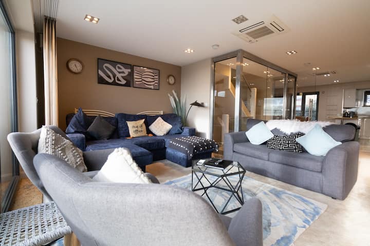 Luxury Swansea Beachfront Townhouse | Free Parking - 스완지