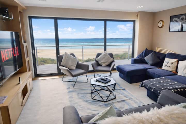 Beachfront Swansea Townhouse With Parking - Swansea, UK
