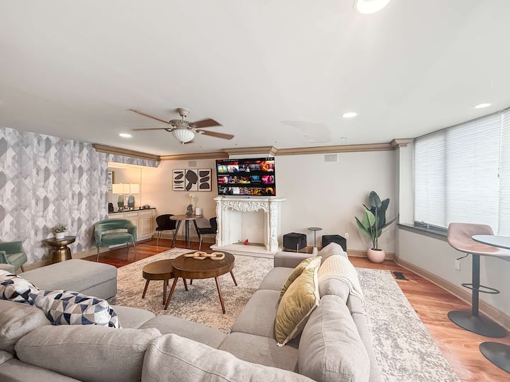 Grand Queen Village Retreat - Philadelphia, PA