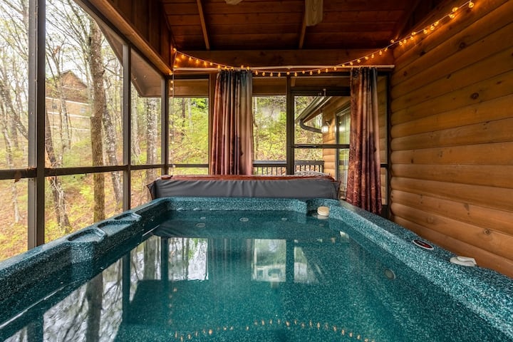 Forest Hideaway Gem•hottub•2br•private - Sevierville, TN