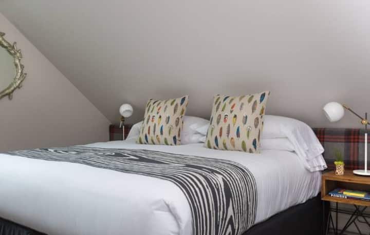 Retreat To A Lodge Room Near Mount Mansfield - Stowe