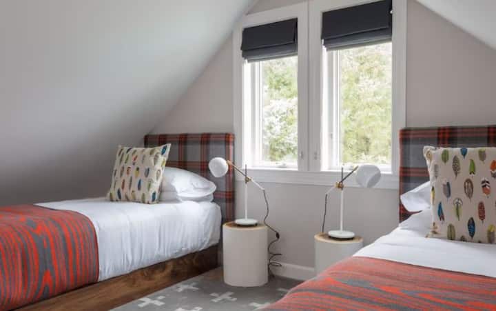 Whimsical Lodge-style Design Near Ski Trails - Stowe, VT