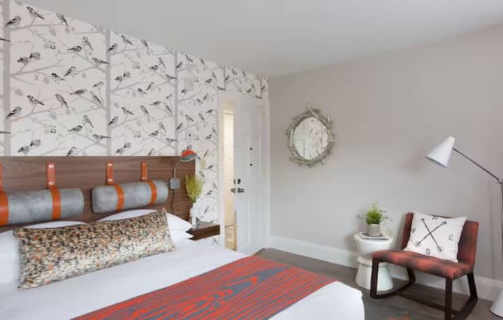 Lodge Room W/ Soft Linens + Rustic-chic Furniture - Stowe, VT