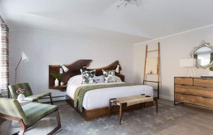Modern Room Ideal For Peaceful Mountain Getaway - Stowe, VT