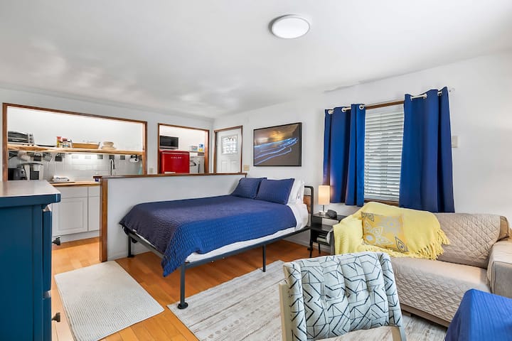 Nestled Across From Beach, Find A Versatile Studio - Birch Bay, WA
