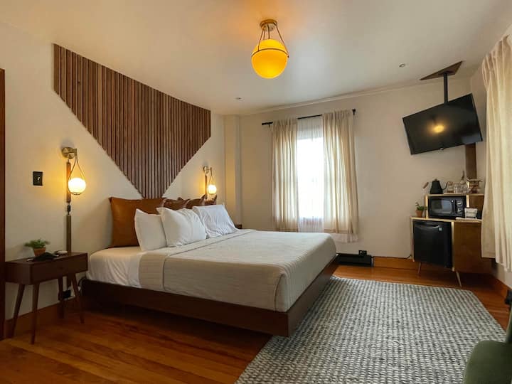 22-room Historic Gem In The Redwoods - Ferndale, CA