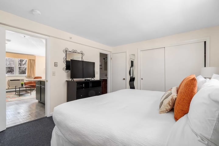 Private Stay | Full Kitchen + Free Parking - Beverly, MA