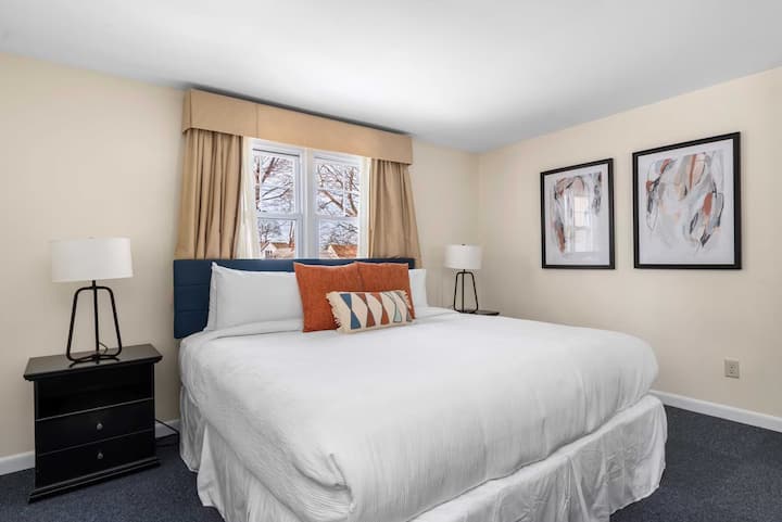 King Suite | The Beverly | W/ Kitchen - Beverly, MA