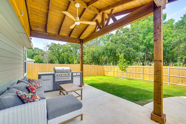 ~ 10 Mi To Dallas Hospitals: Stylish Home W/ Yard! - Dallas, TX