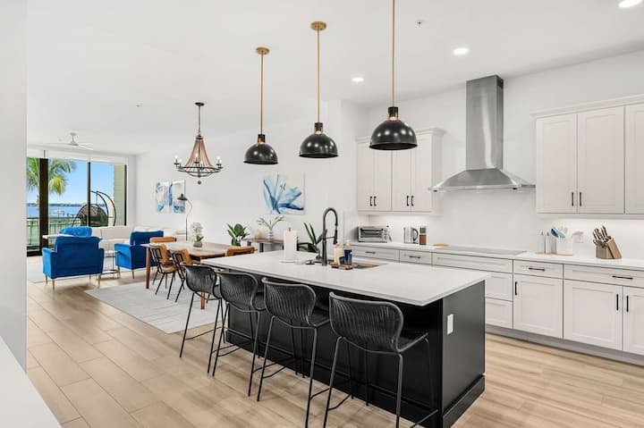 Family-friendly River Retreat – Balcony & Pool! - Melbourne Beach, FL