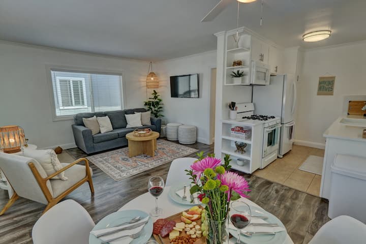 Charming 2br W/ Balcony, Bbq & Outdoor Dining - Costa Mesa, CA