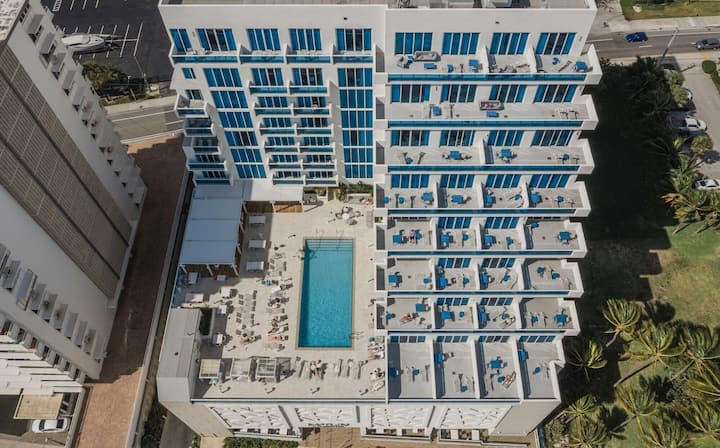 Beach Retreat: Oceanfront Room With Pool & Views - Fort Lauderdale