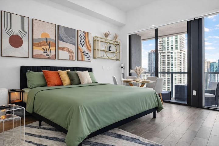Downtown Miami Skyline Penthouse Suite | Luxepad - Miami