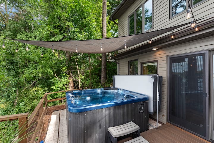 Hilltop Retreat W/ Hot Tub & Lake Access - Elkhart Lake, WI