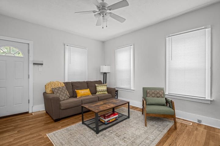 Comfort 1 Br Home 5min To Dt Moline + Fully Fenced - Rock Island, IL