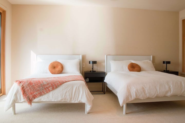 Spacious Suite | Ensuite + Walk-in | Queen+full - Saanich