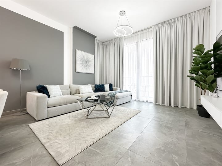 Golden Glow Getaway 1 Br In Jvc - Dubai