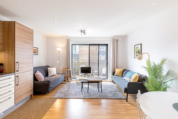Modern Mile End Flat With Balcony & Terrace - London