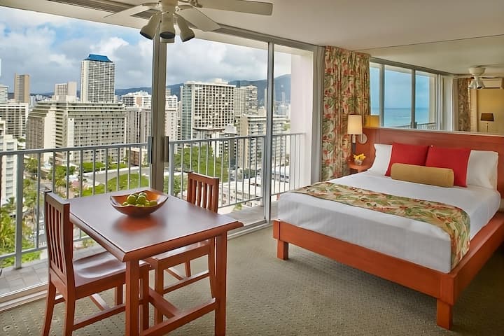 2 Modern Units Near To Kuhio Beach! Rooftop Pool - Honolulu, HI