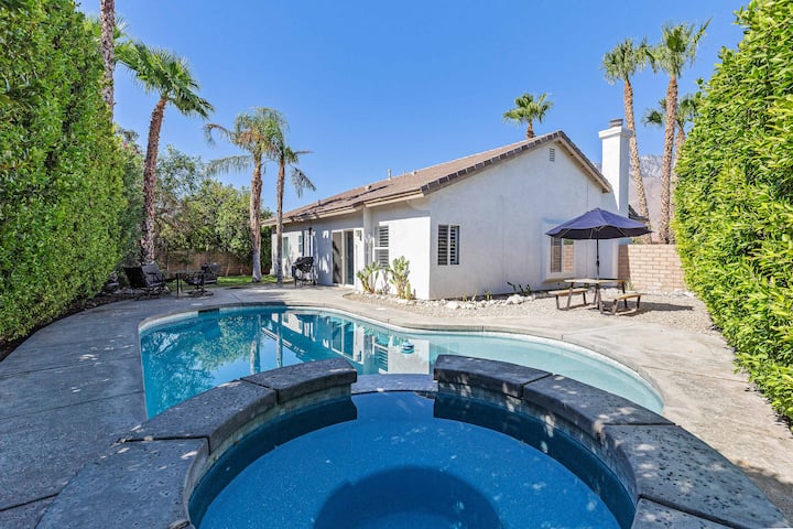 Navigate Stays Luxe Palm Springs Poolside Escape - Palm Springs, CA