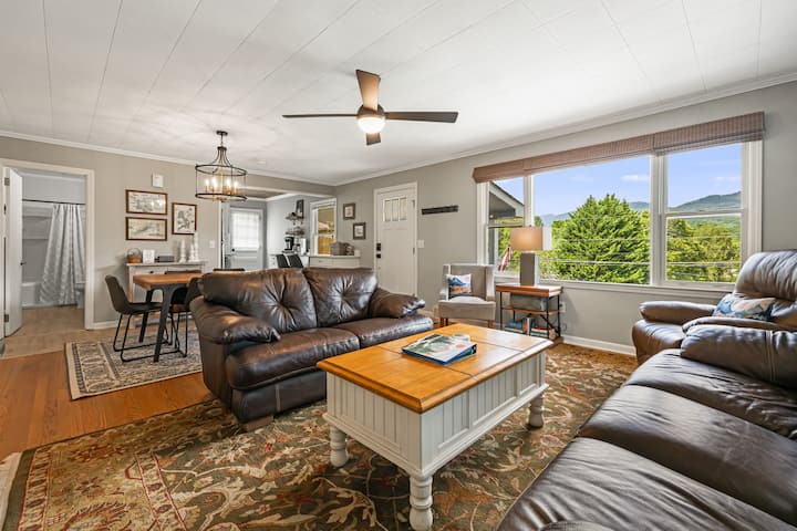 Pet-friendly Cottage W/mountain Views &Fenced Yard - Waynesville, NC