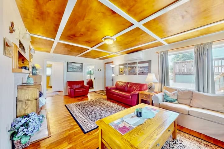 Depoe Bay Coastal Breeze Cottage * Dog Friendly - Depoe Bay, OR