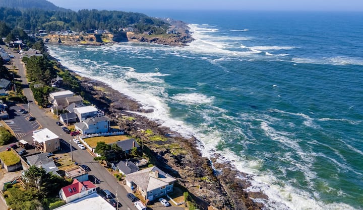 “Ocean Breeze Cottage” In Walkable Depoe Bay - Depoe Bay, OR