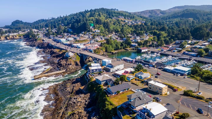 Coastal Breeze Cottage In Walkable Depoe Bay - Depoe Bay, OR
