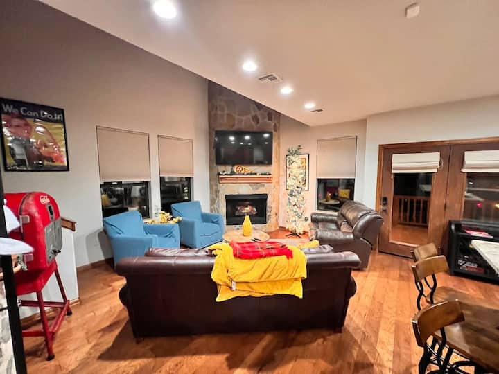 Mountain Top Medicine Pk Cabin, Hot Tub, Sleeps 6 - Medicine Park, OK