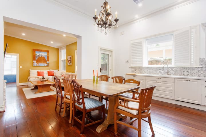 Secret On Suffolk - Chic Fremantle Home - Fremantle