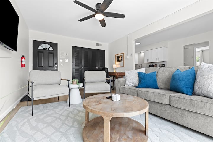 New! Modern 1br Corner Flat | Central In Royal Oak - Bloomfield Hills, MI