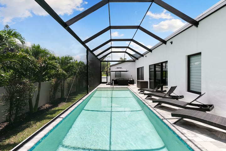 Tropical Modern Naples Retreat With Private Pool - Naples Beach, FL