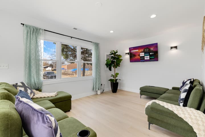 Elegant 4br Lakefront Retreat-ready For Long-stay - Fox Lake, IL