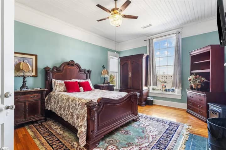 Queen Bed Retreat | Walk To Dining & Main St - Belton, SC