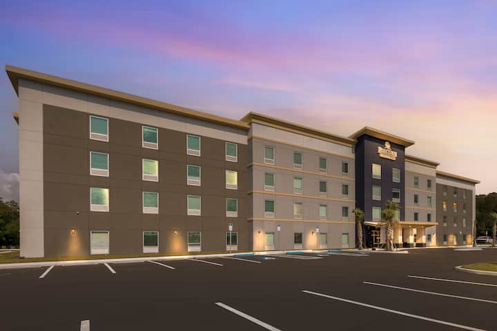 Award-winning Stay Close To Tpa | Kitchenette - Tampa, FL