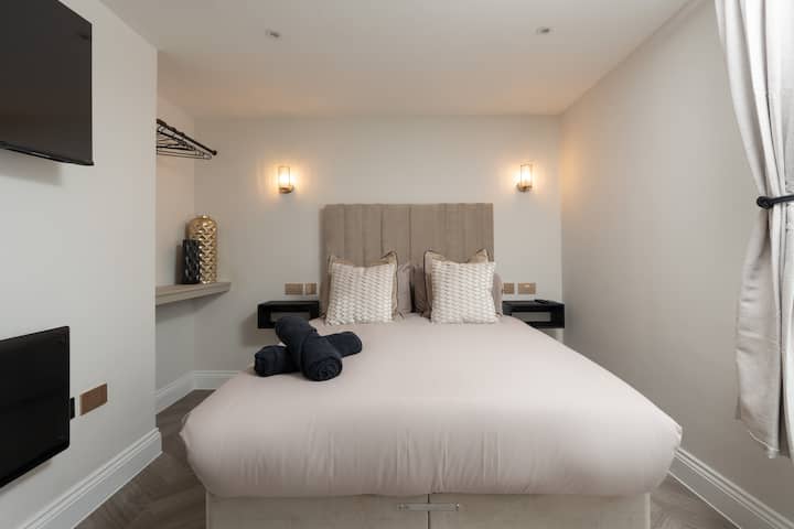 Bold St | Celebration Ready | Desk & Smart Tv - Liverpool