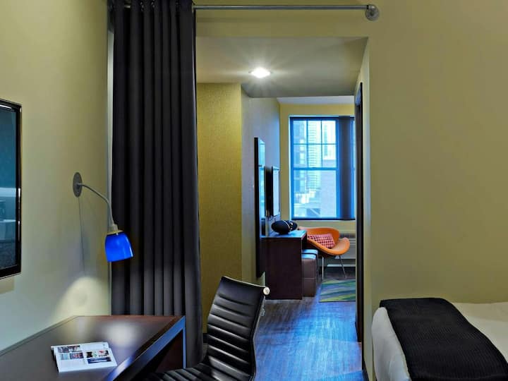 In-room Klipsch Speakers & Lobby Merch Corner - Chicago, IL