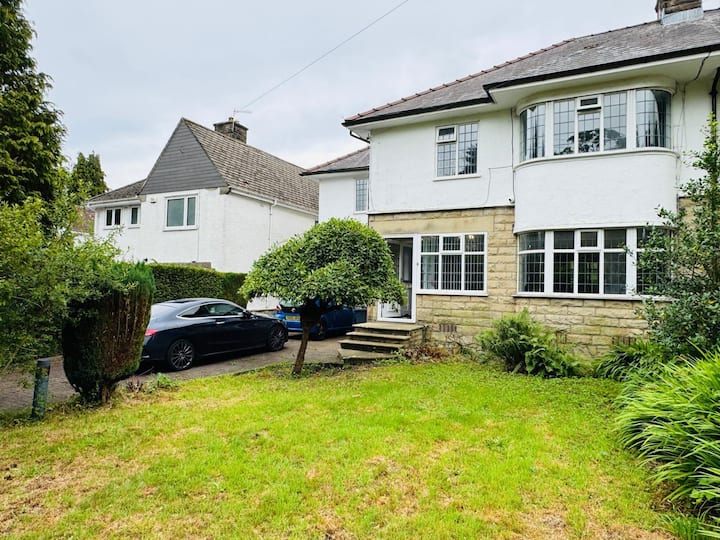 Buxton 5-bed Retreat - Sleeps 11, Parking & Garden - Macclesfield