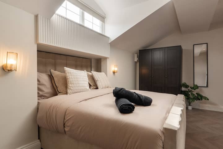 Bold St | Skylight Charm With Fireplace | King Bed - Liverpool